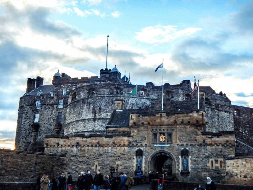 What is the Difference Between a Castle, a Palace, and a Chateau ...